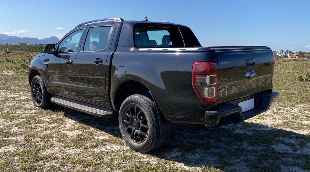 Foto da traseira mostrando uma parte da lateral esquerda da Ranger 2022