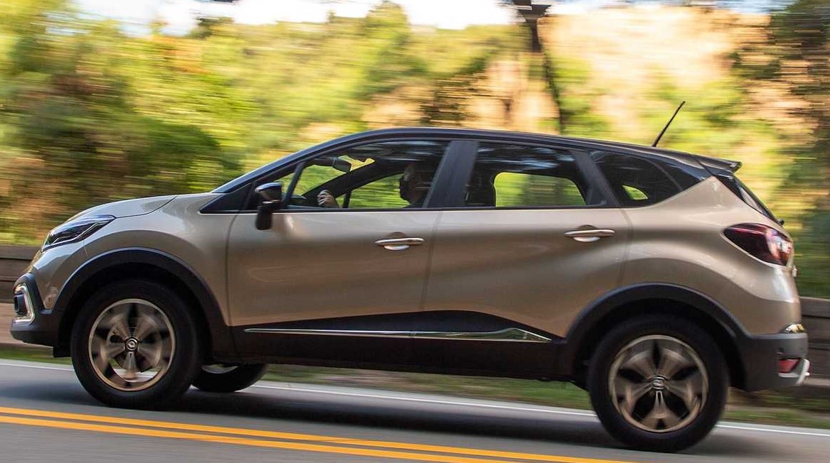 Foto da lateral esquerda do Renault Captur. Na foto, o carro é cinza ...