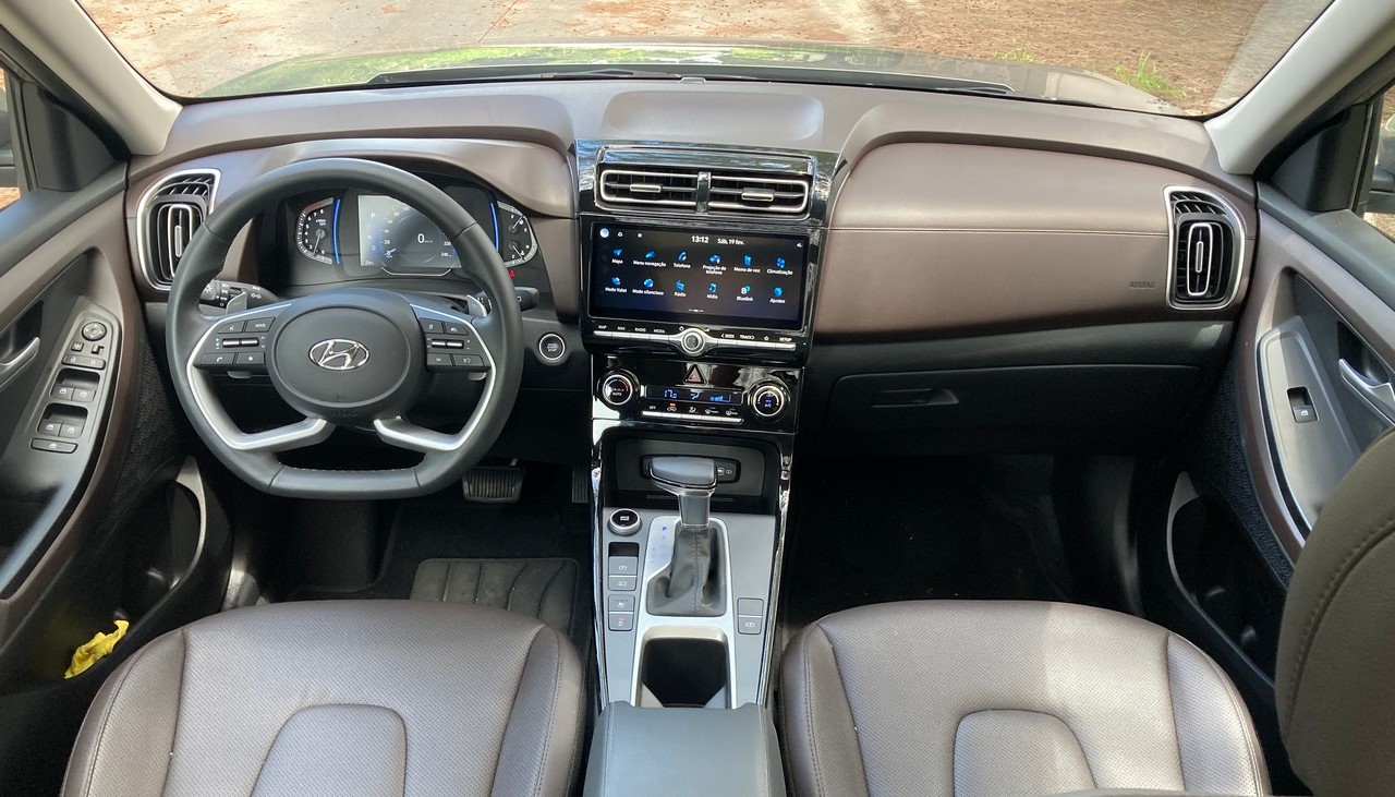 Foto mostrando o interior do carro. Nela é possível ver a lateral das ...