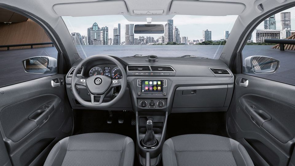 Foto mostrando o interior do Volkswagen Gol G7/G8. Nela, é possível ver ...