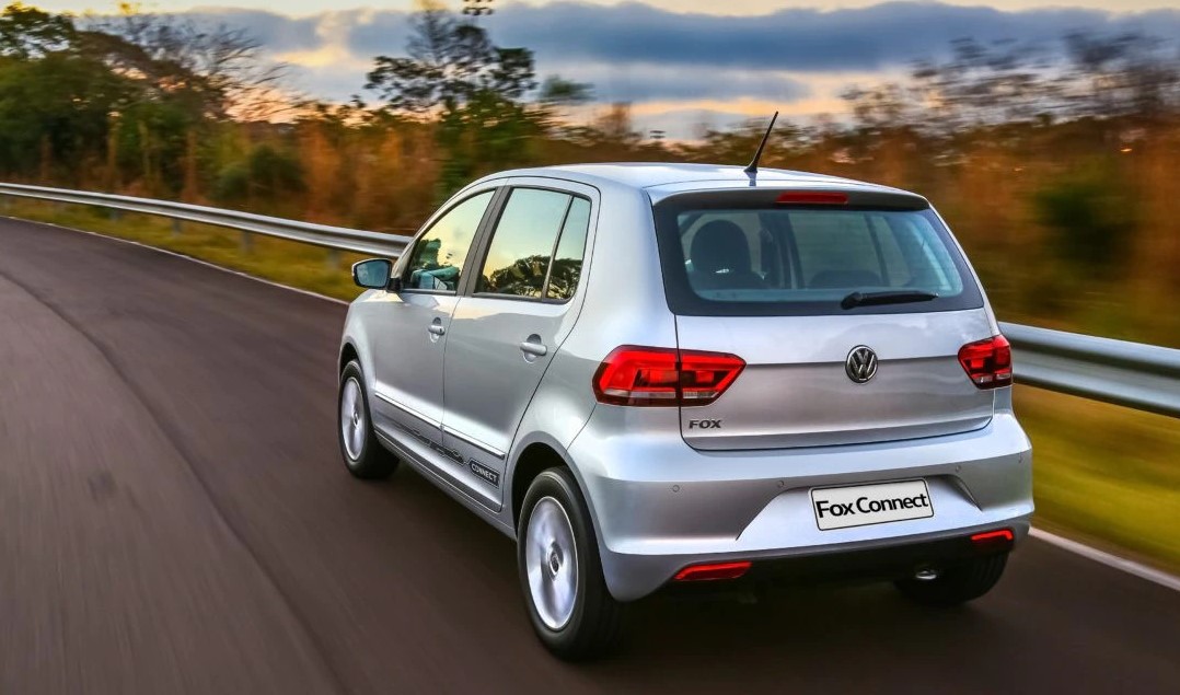 Foto da traseira de um Volkswagen Fox G3 prateado. Na foto, o carro ...