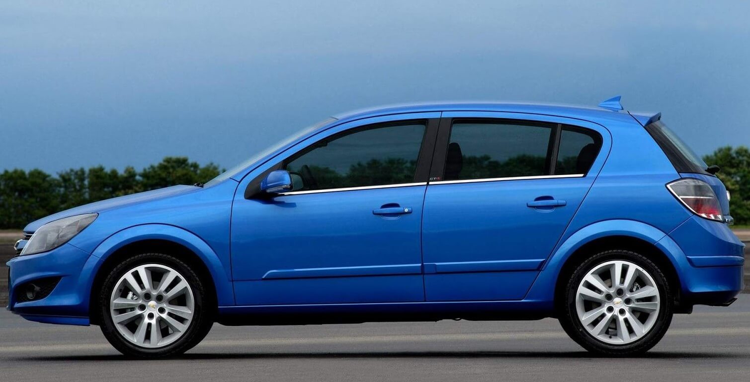 Foto mostrando a lateral esquerda de um Chevrolet Vectra GT azul que ...