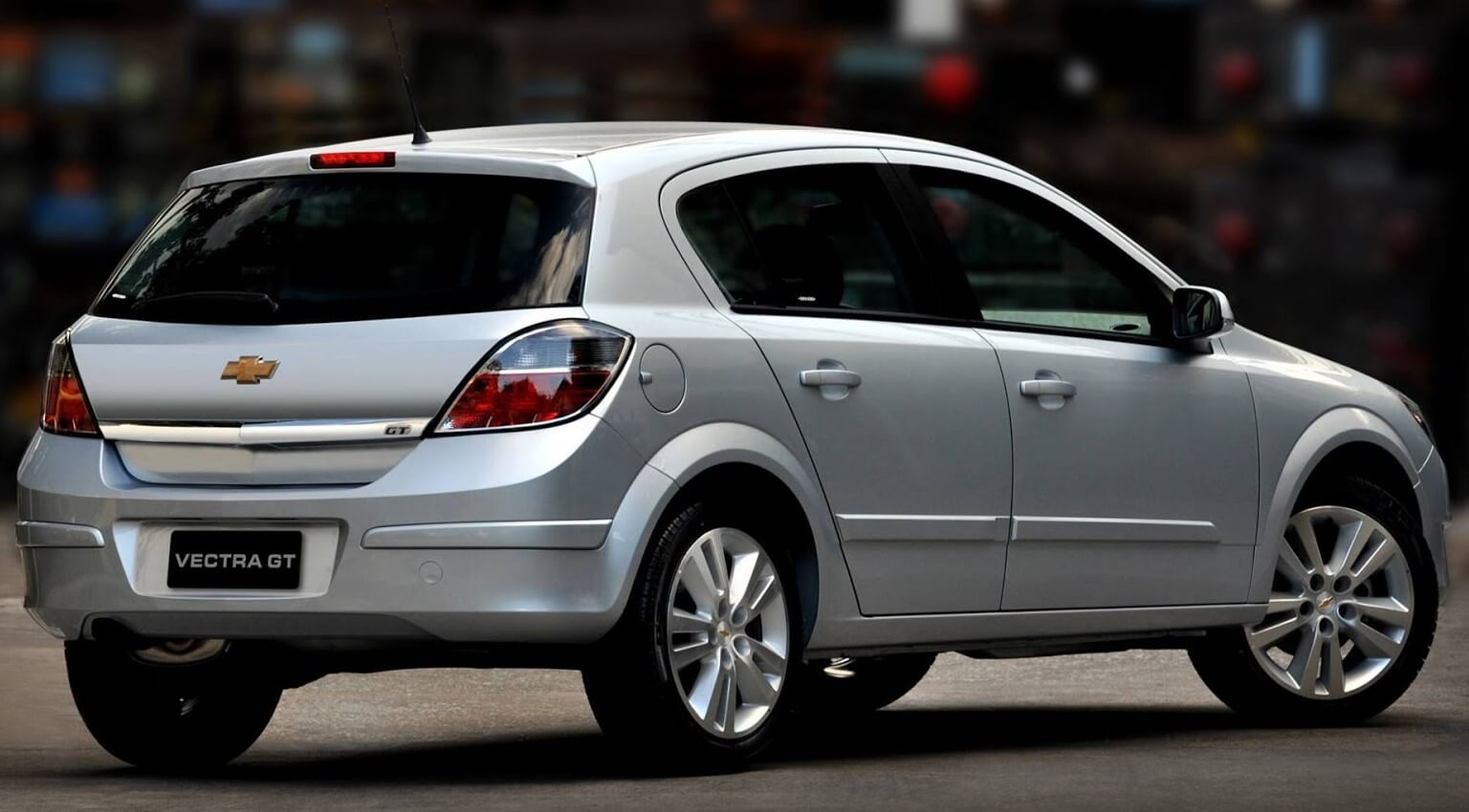 Foto mostrando a traseira de um Chevrolet Vectra GT prateado que está ...