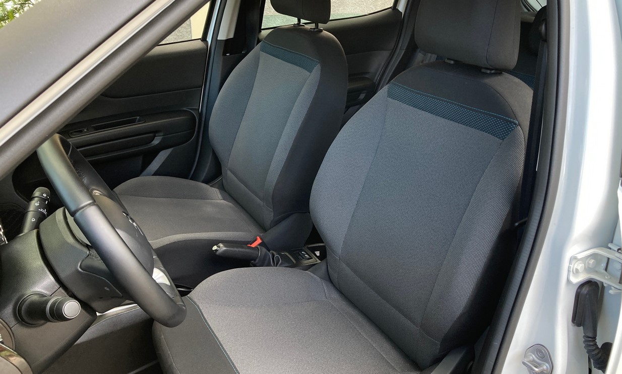 Foto dos bancos dianteiros do carro. Os bancos são em tecido e mesclam ...