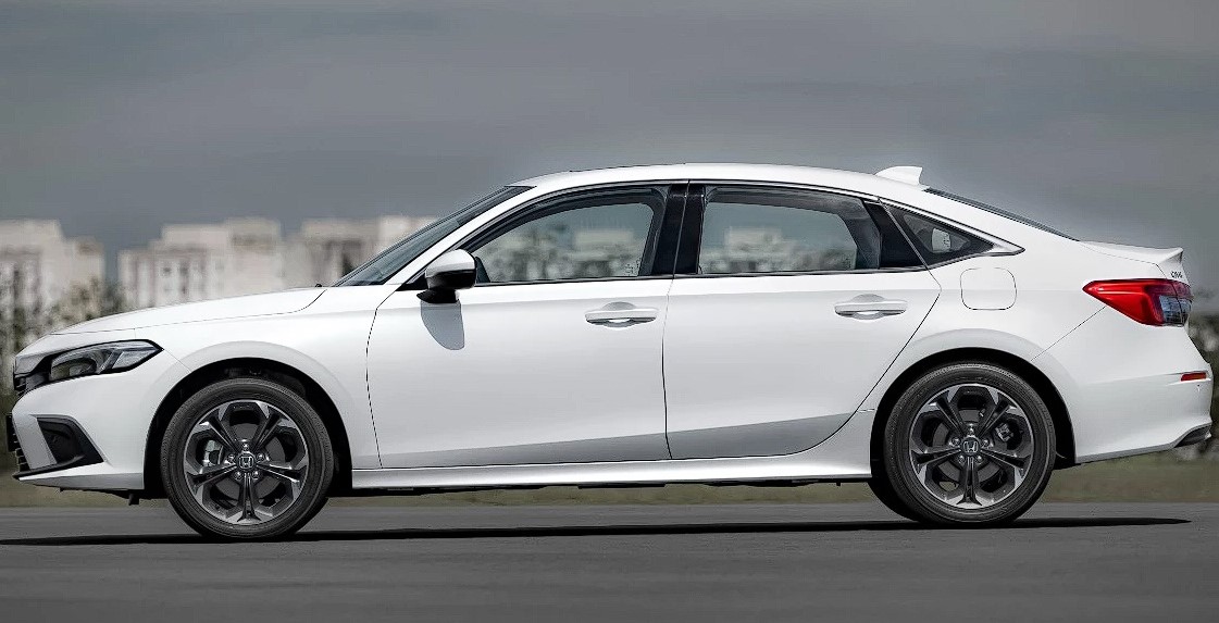 Foto da lateral esquerda de um Honda Civic 2023 branco estacionado em ...