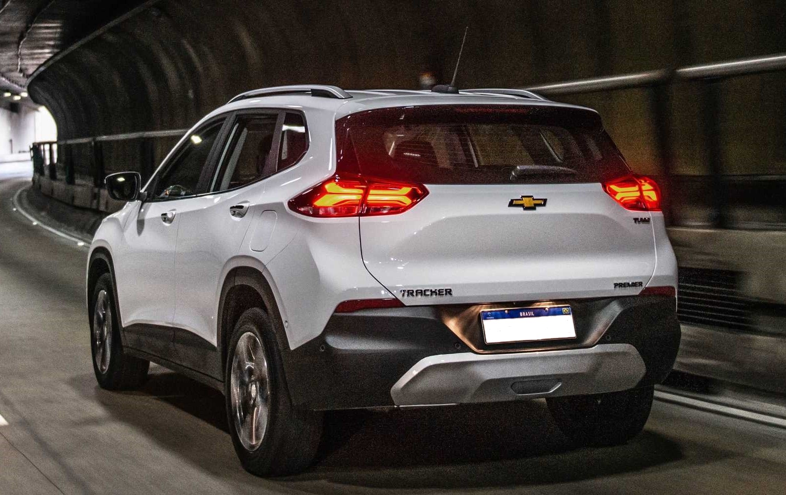 Foto da traseira de um Chevrolet Tracker G3 branco que está sendo ...
