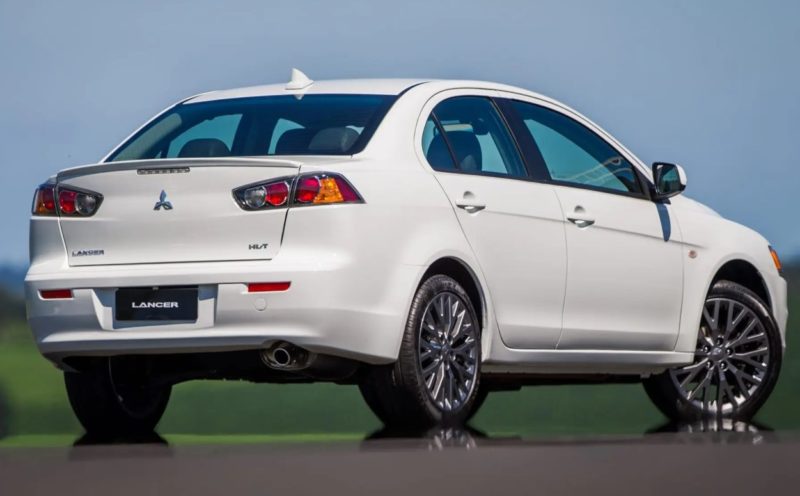 Já na traseira do Sportback, a tampa do porta-malas abriga a placa do ...