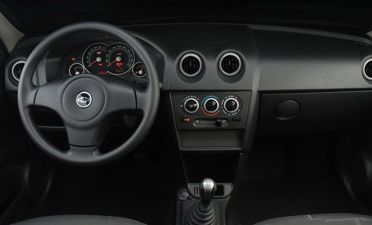 Foto mostrando o painel do carro, o volante, os comandos e as saídas de ...