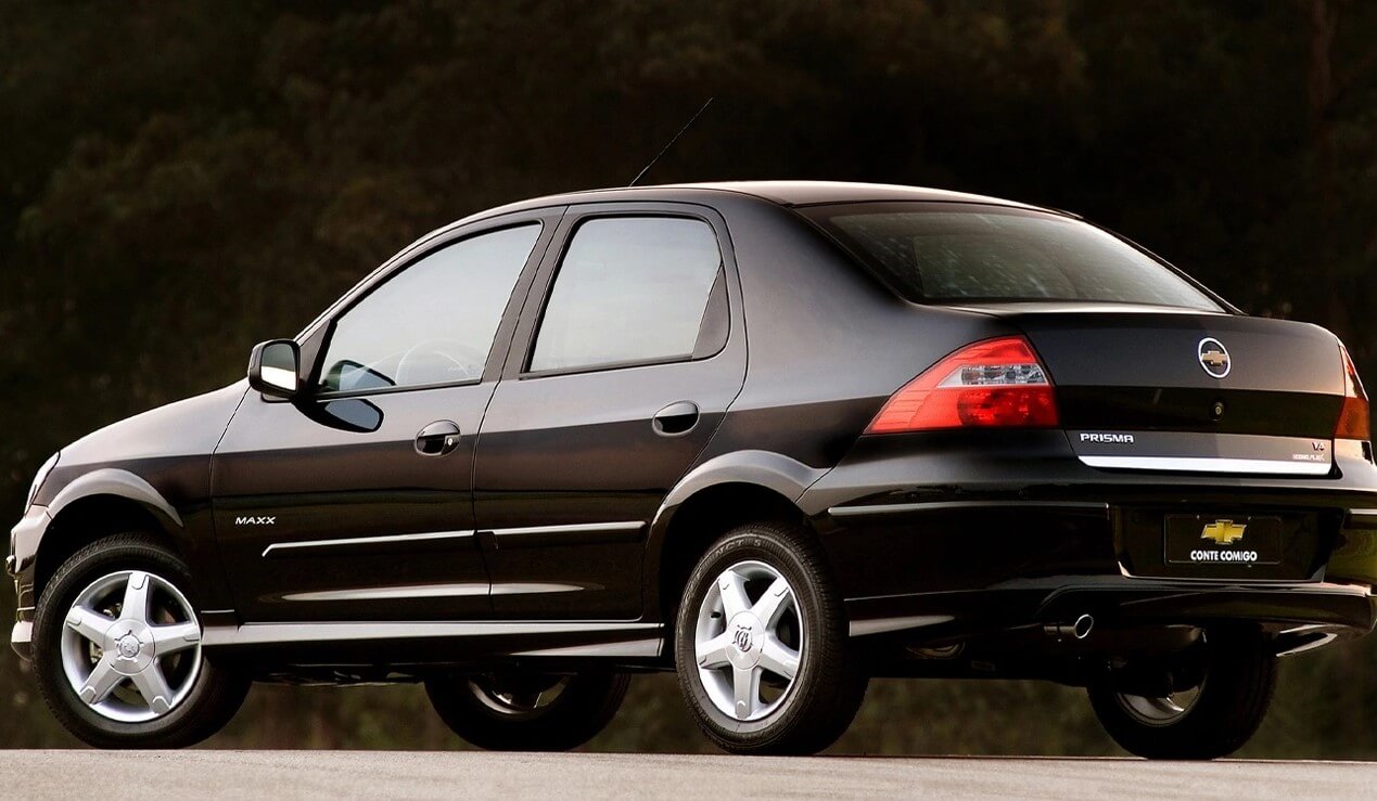 Foto mostrando a traseira de um Chevrolet Prisma G1 preto que está ...