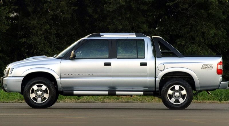 O para-choque, por sua vez, pode vir em preto fosco ou na cor da carroceria e conta com três ...