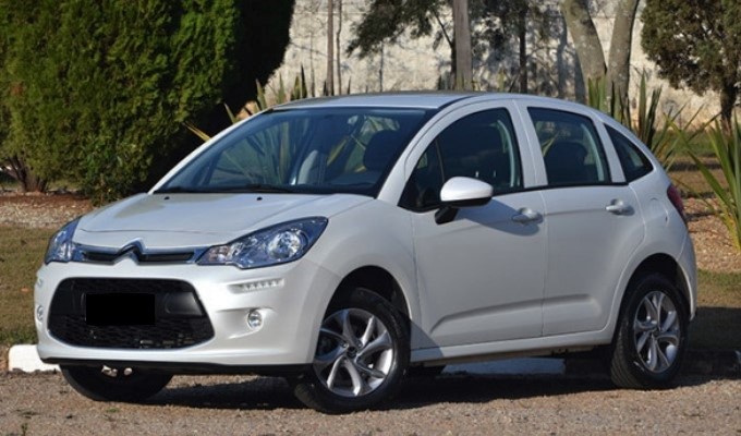 Foto mostrando a lateral esquerda de um Citroën C3 Attraction branco ...