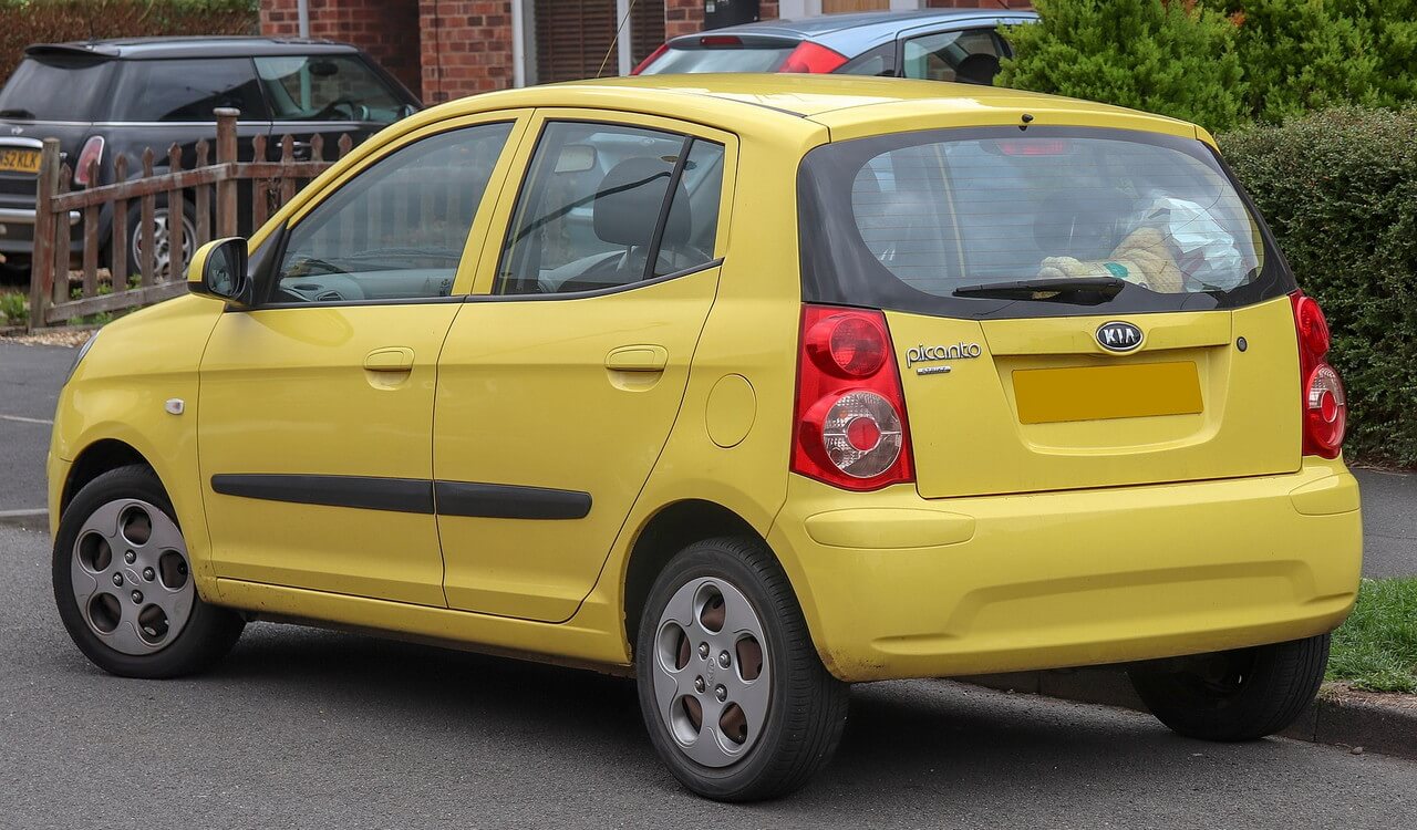 Foto mostrando a traseira de um Kia Picanto G1 amarelo que está ...