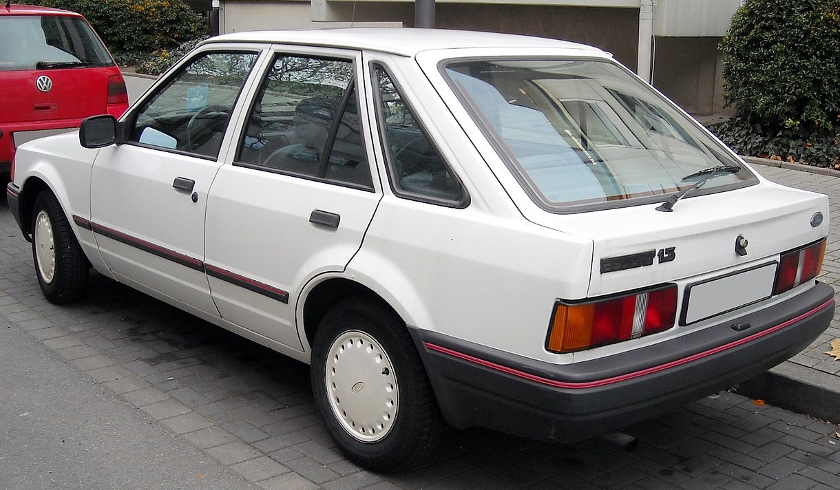 Foto mostrando a traseira de um Ford Escort G2 branco estacionado ...