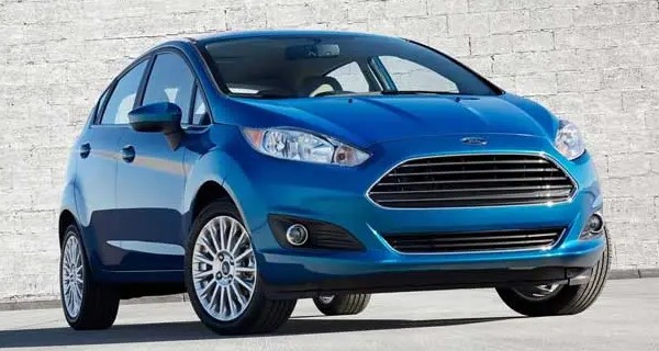 Foto mostrando a dianteira de um Ford Fiesta hatch 2014 azul ...