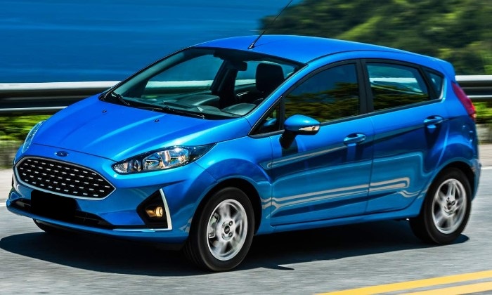 Foto mostrando a diagonal esquerda de um Ford Fiesta hatch 2018 azul ...