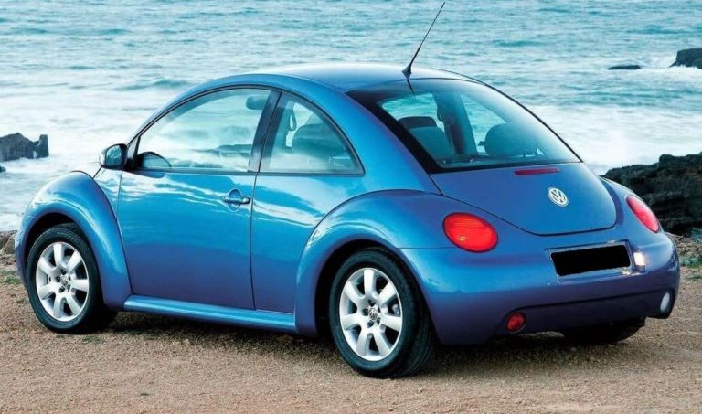 Por volta de 2006, um discreto facelift trouxe novos para-lamas ...