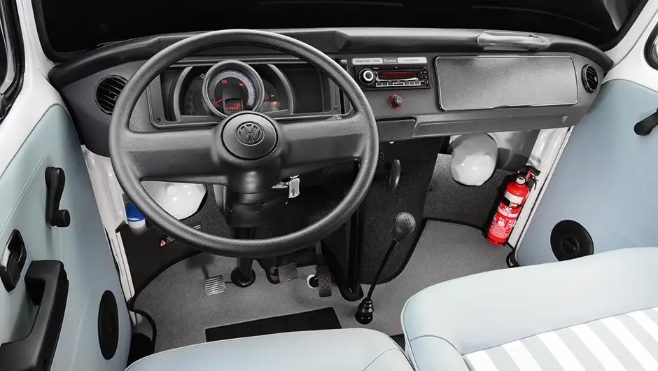 Foto mostrando o interior do carro, é possível ver o painel, o volante ...