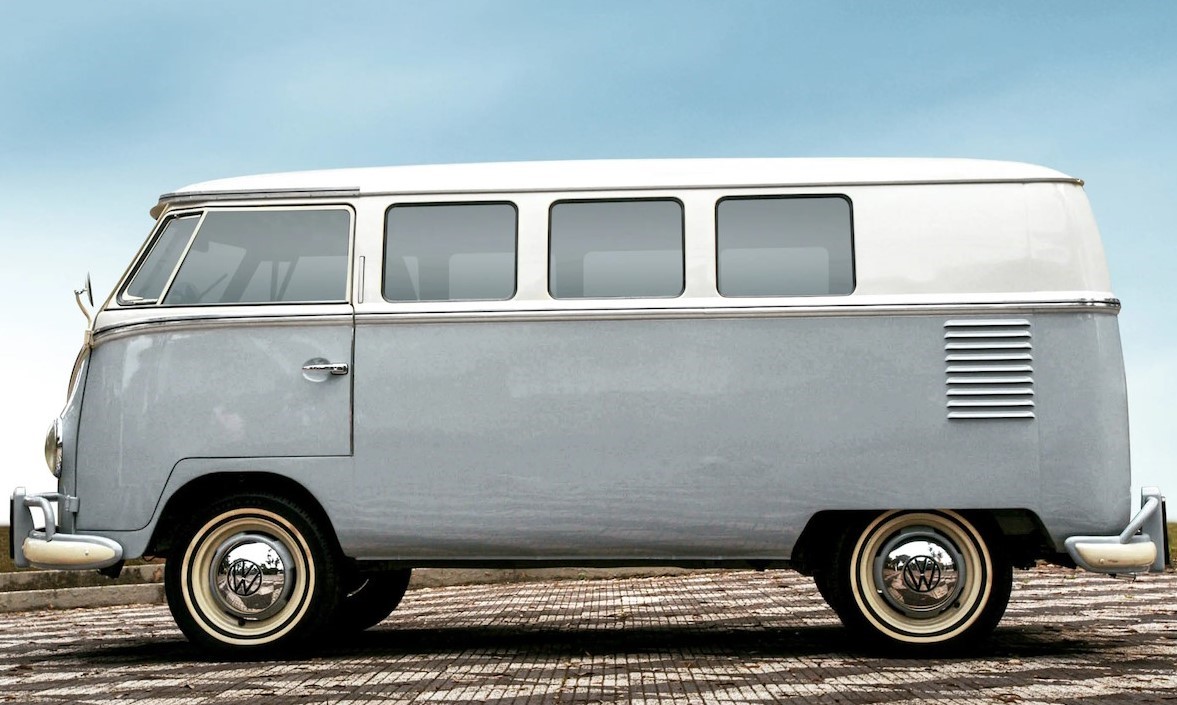 Foto mostrando a lateral esquerda de um Volkswagen Kombi azul com teto ...