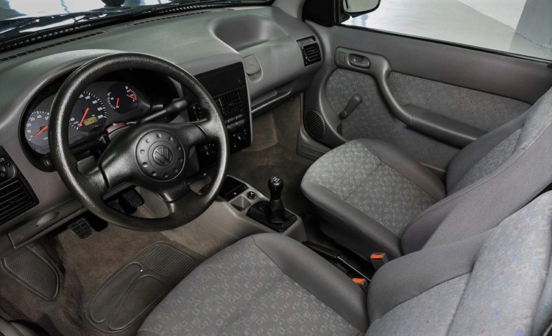 O cluster de instrumentos veio com um formato mais contemporâneo, com ...