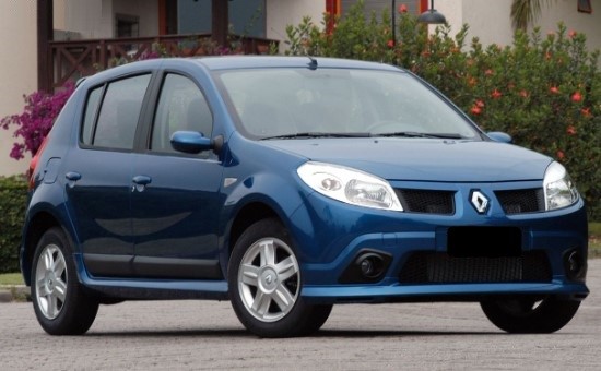 Foto mostrando a diagonal direita de um Renault Sandero 2008 azul ...