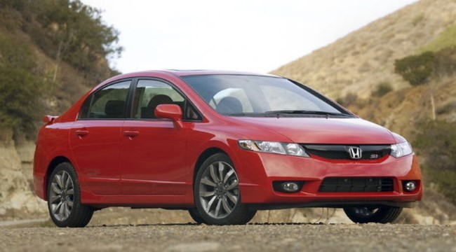 Foto mostrando a diagonal direita de um Honda Civic 2009 vermelho ...