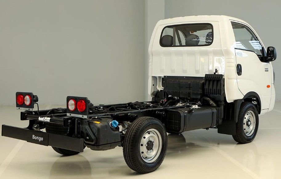 Foto feita em estúdio mostrando a traseira de um Kia Bongo G4 somente ...