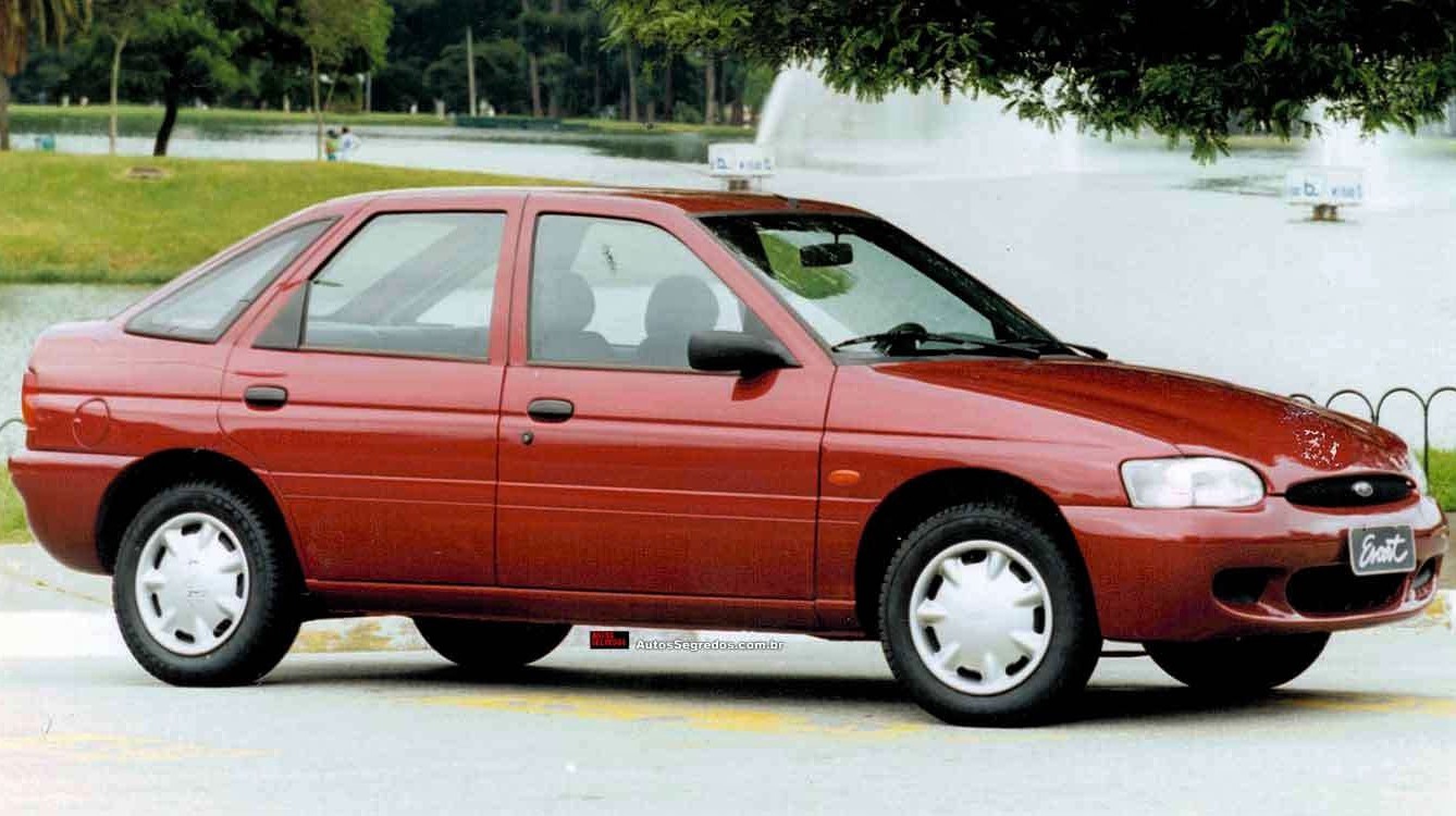 Foto mostrando a lateral direita de um Ford Escort G4 vermelho ...