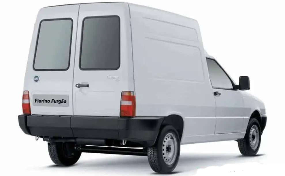 Foto feita em estúdio mostrando a traseira de um Fiat Fiorino furgão ...