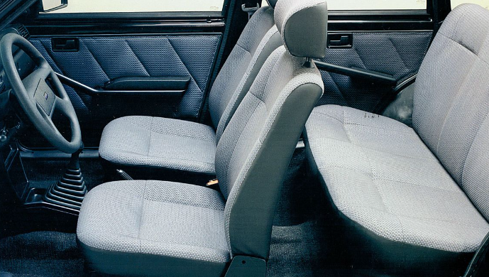 Foto mostrando o interior do carro. É possível ver a lateral do volante ...