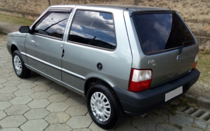 Foto mostrando a traseira de um Fiat Uno Mille 2006 prateado ...
