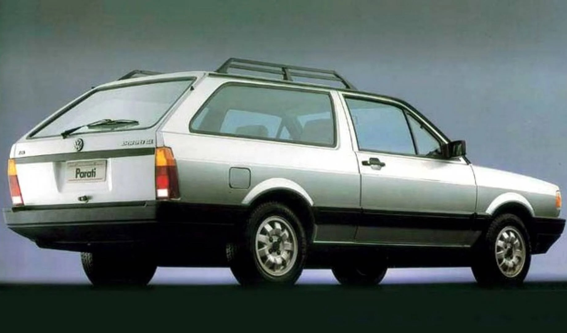 Foto feita em estúdio mostrando a traseira de um Volkswagen Parati G1 ...