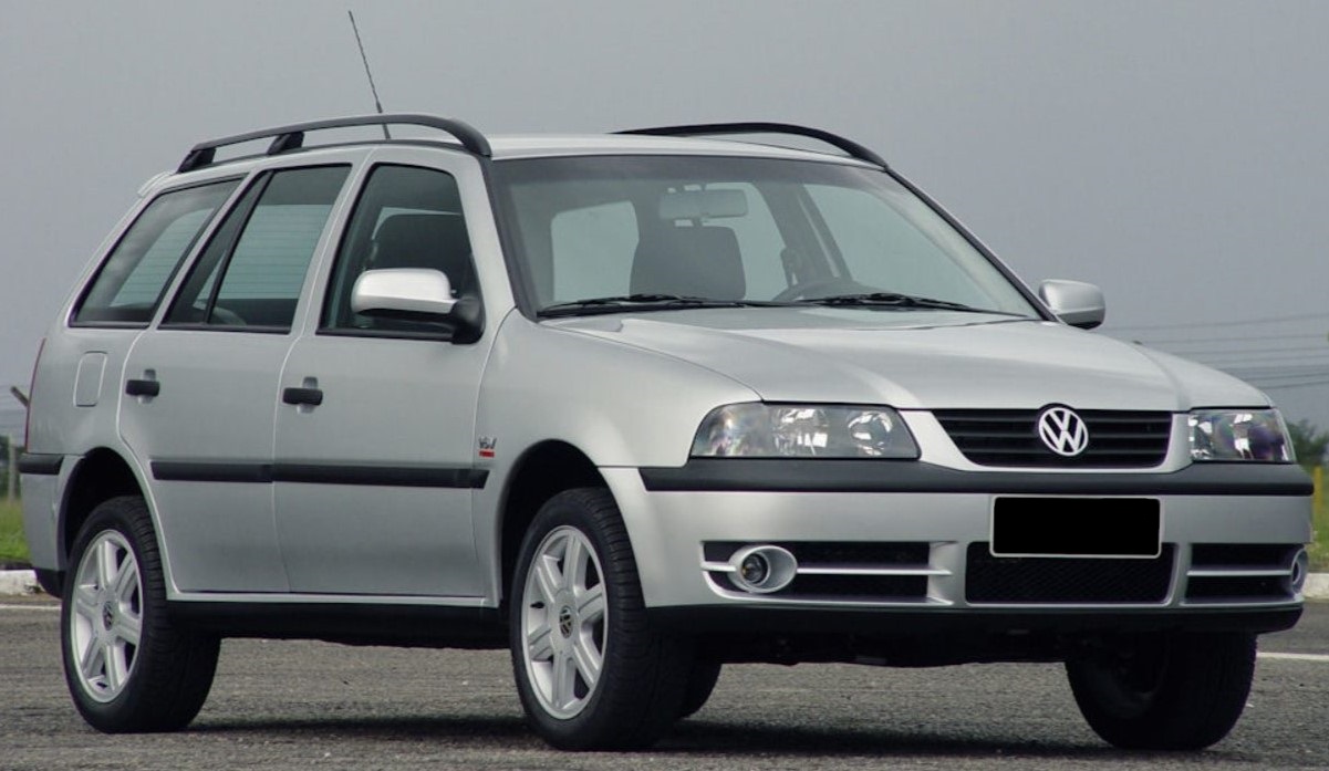 Foto mostrando a dianteira de um Parati G3 pós facelift prateado ...