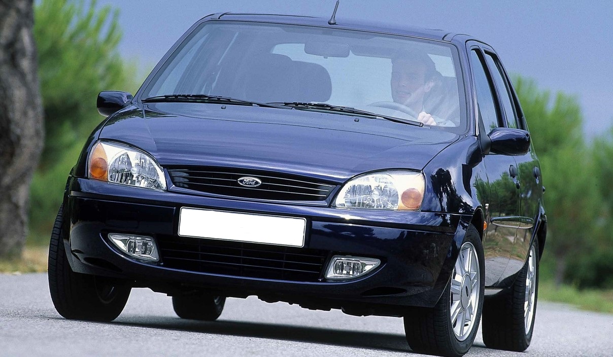 Foto mostrando a dianteira de um Ford Fiesta preto da quarta geração ...