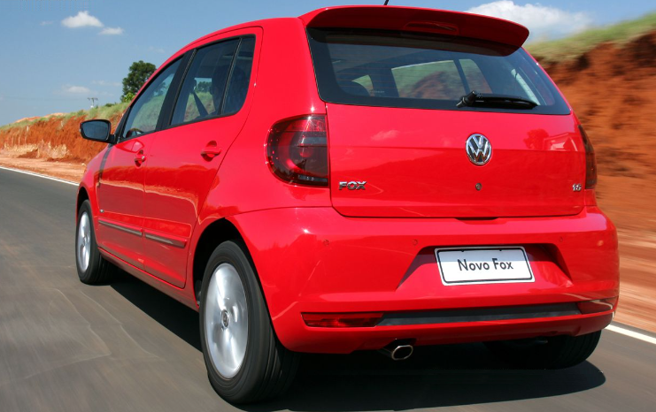 Foto mostrando a traseira de um Volkswagen Fox 2013 vermelho que está ...