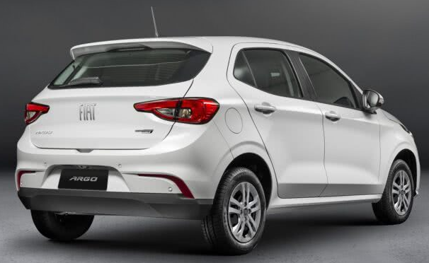 Foto feita em estúdio mostrando a traseira de um Fiat Argo Drive 2020 ...