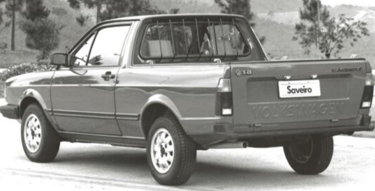 Foto em preto e branco mostrando a traseira de um Saveiro G1 ...