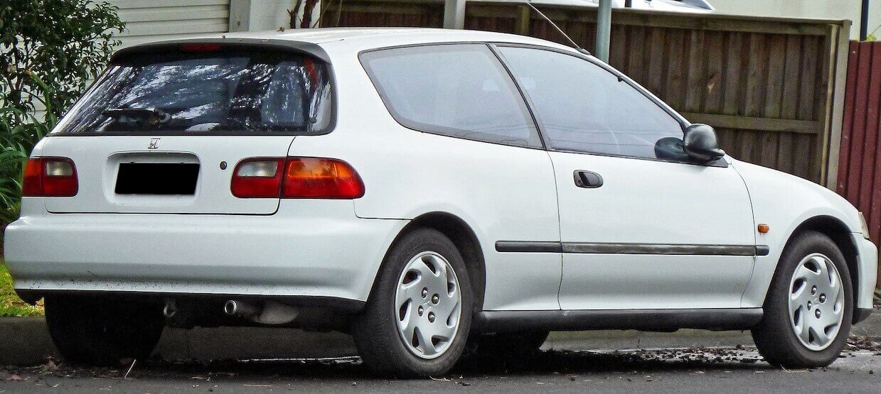 Foto mostrando a traseira de um Honda Civic G5 hatch estacionado em uma ...