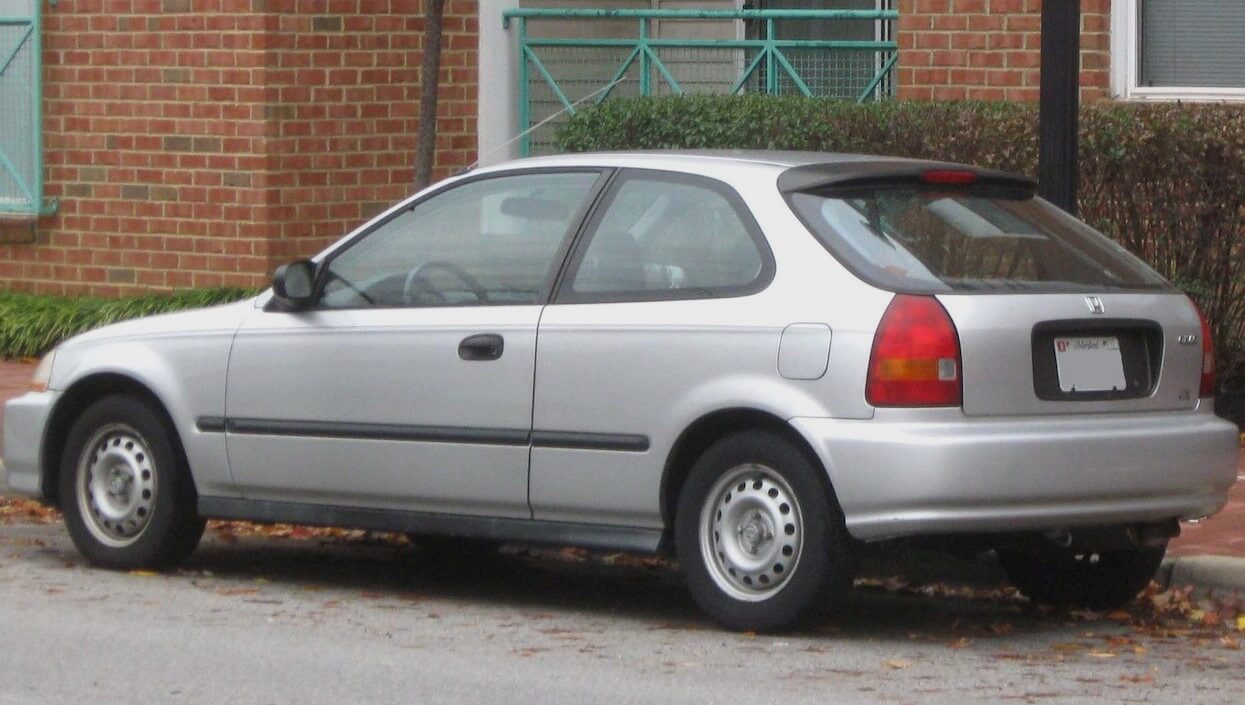 Foto mostrando a traseira de um Honda Civic Hatch G6 prateado ...