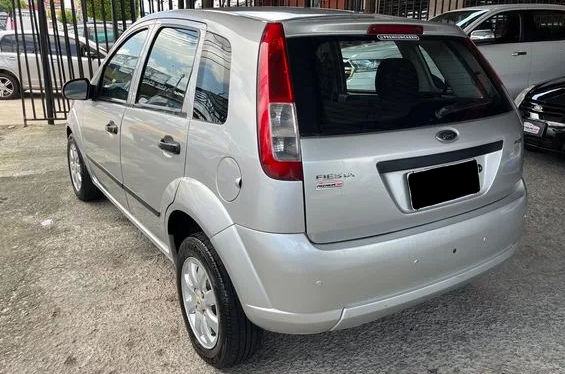Foto mostrando a traseira de um Ford Fiesta 2008 prateado estacionado ...