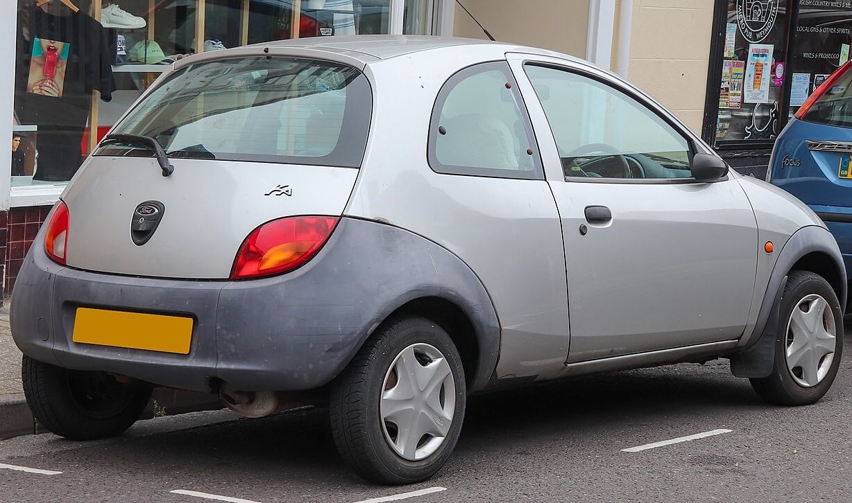 Foto mostrando a traseira de um Ford Ka G1 prateado estacionado em uma ...
