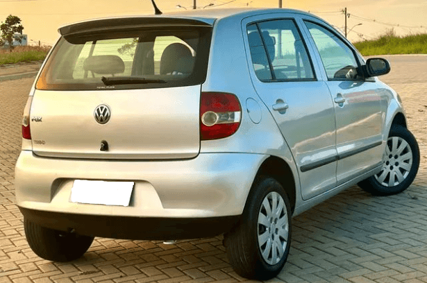 Foto mostrando a traseira de um Volkswagen Fox 2009 prateado estacionado em uma rua de ...