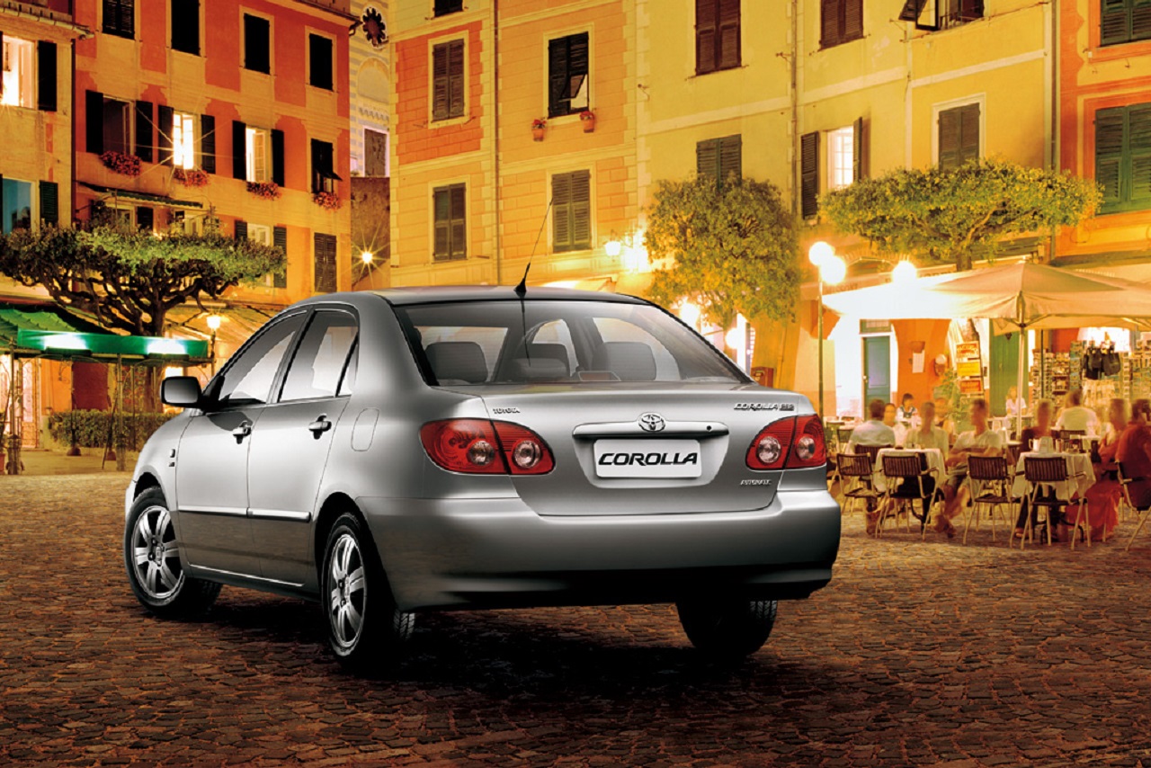 A foto mostra um carro modelo Toyota Corolla G9, estacionado perto de ...