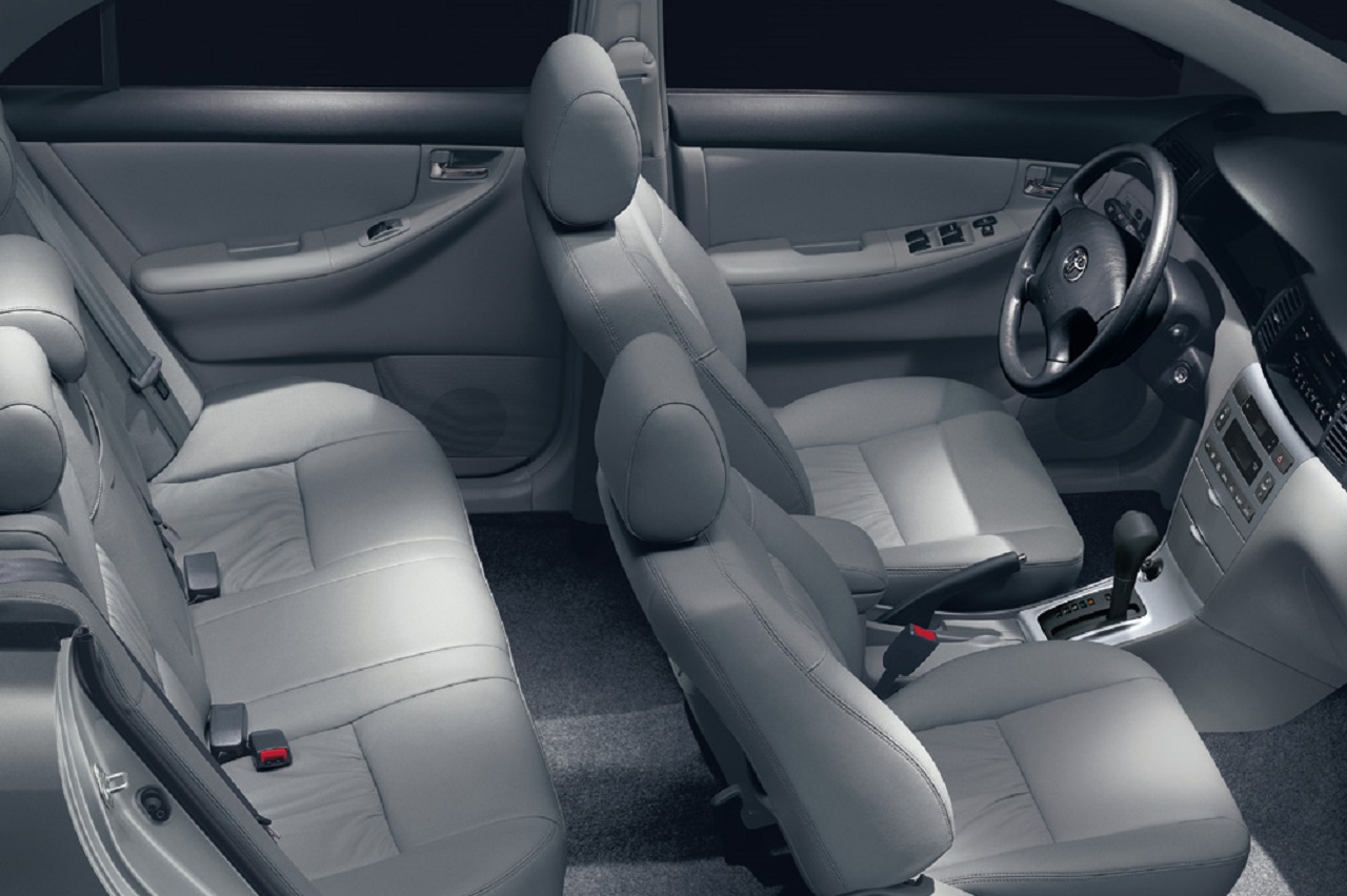 A foto mostra o espaço interno do Toyota Corolla G9.