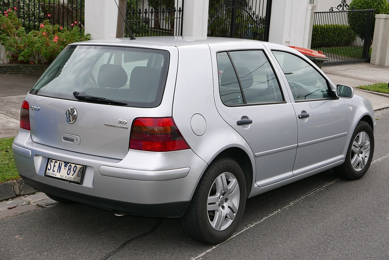 Foto da traseira do Volkswagen Gol G4, com pintura cor prata.