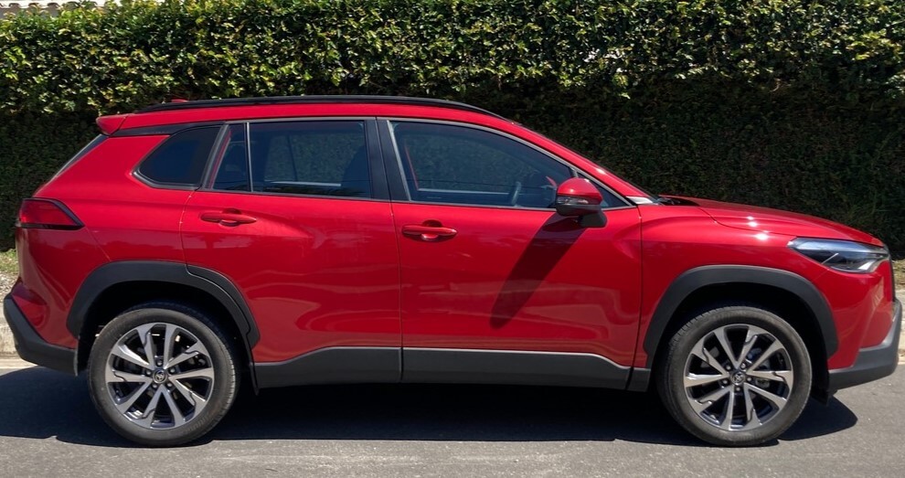 Foto mostrando a lateral direita de um Toyota Corolla Cross 2024 ...