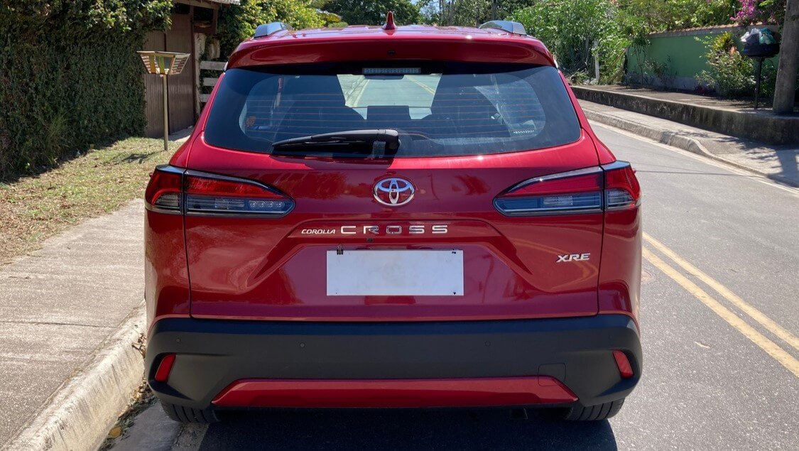 Foto mostrando a traseira de um Toyota Corolla Cross 2024 vermelho ...