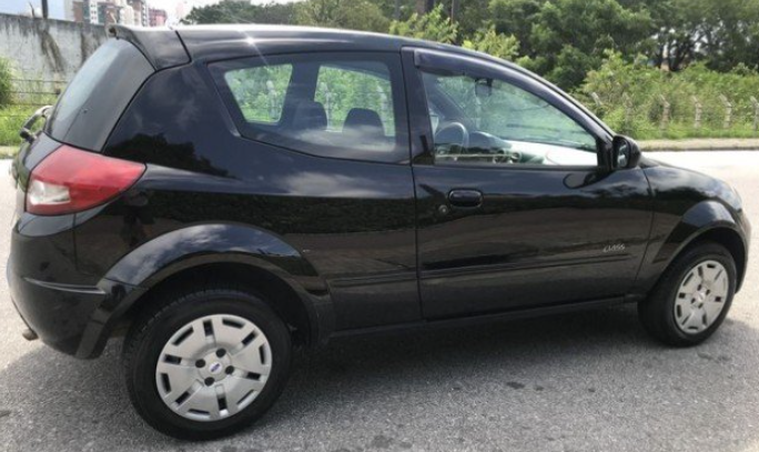 Foto da lateral do Ford Ka 2011