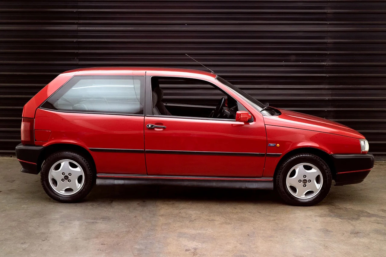A imagem mostra a lateral do carro Fiat Tipo. A pintura dele é na cor ...