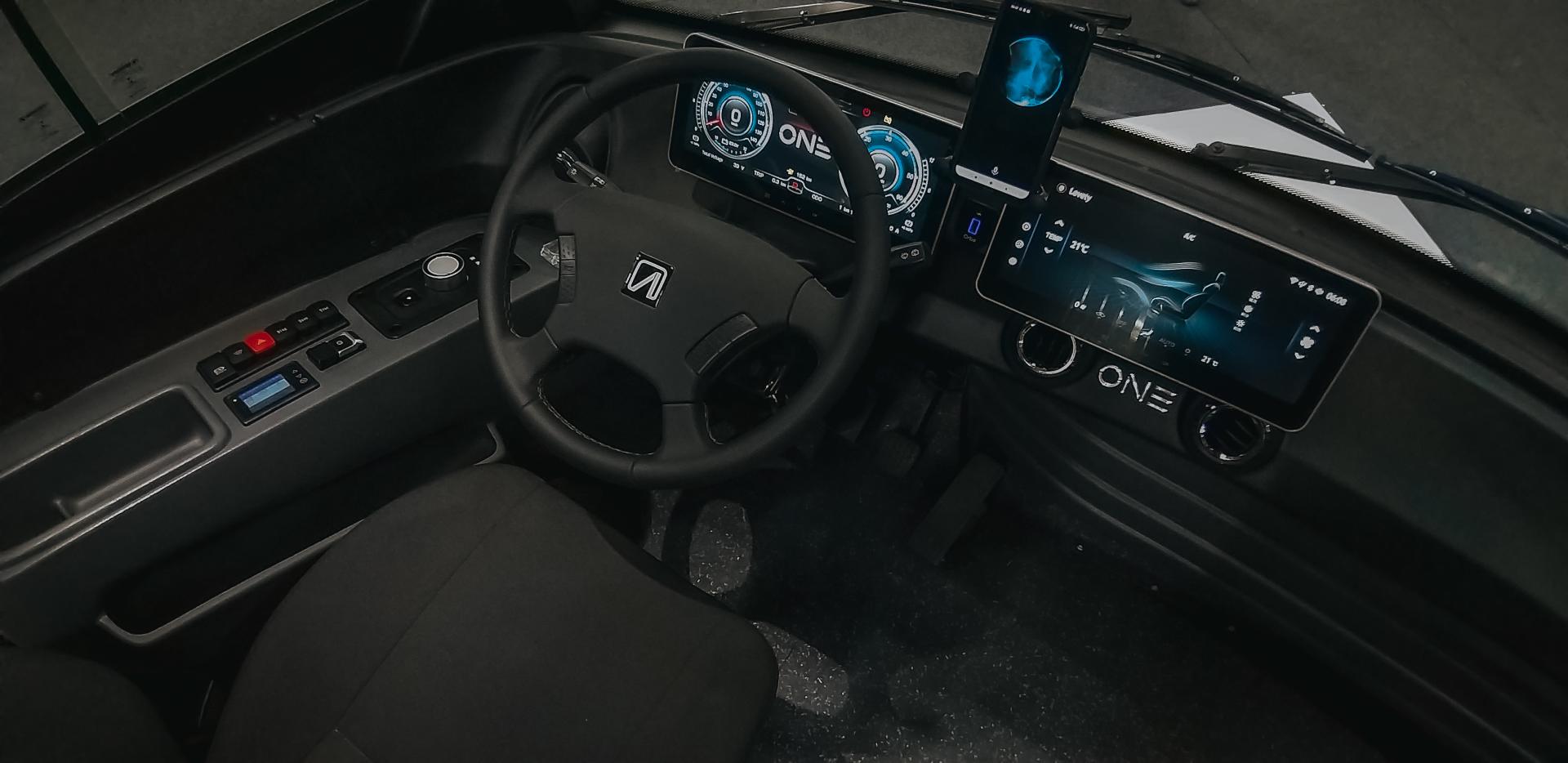 Foto do interior do Arrow One Work 2023.