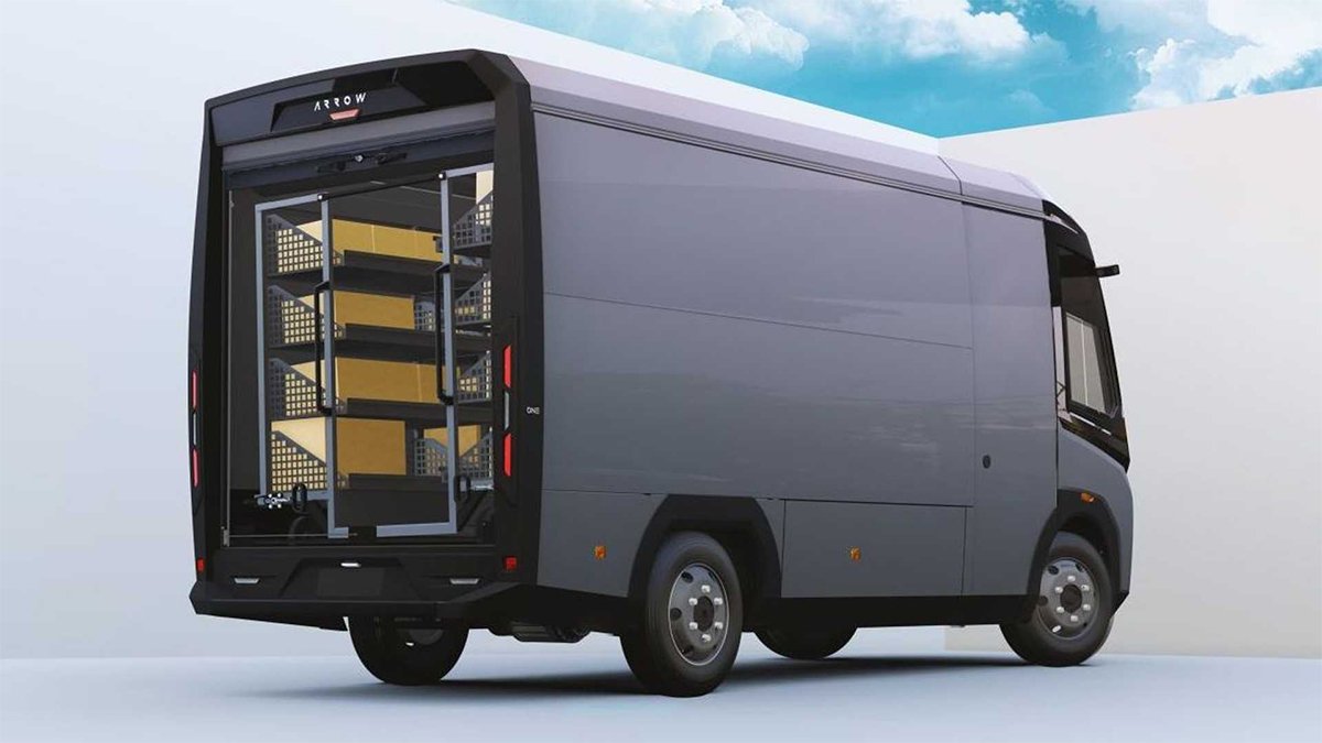 Foto da traseira em diagonal do Arrow One Work 2023.